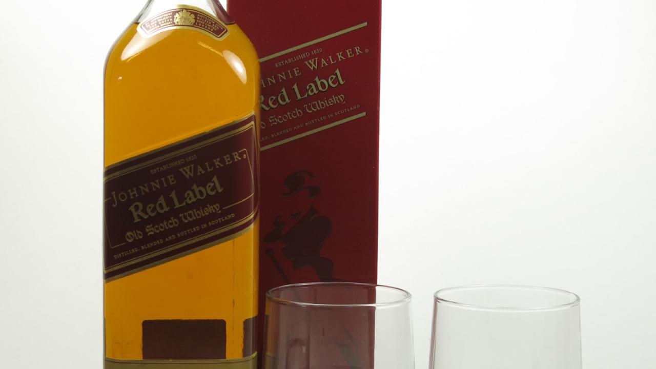 Johnnie Walker Red Label 1 litre Including Two Glasses Whisky | Whisky ...